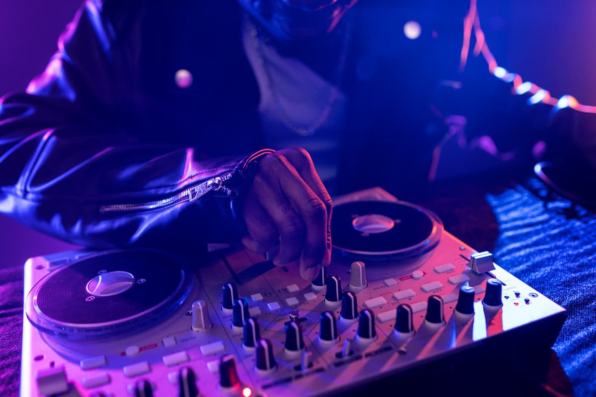 Transforma tu evento con un DJ profesional | Actualizado enero 2026